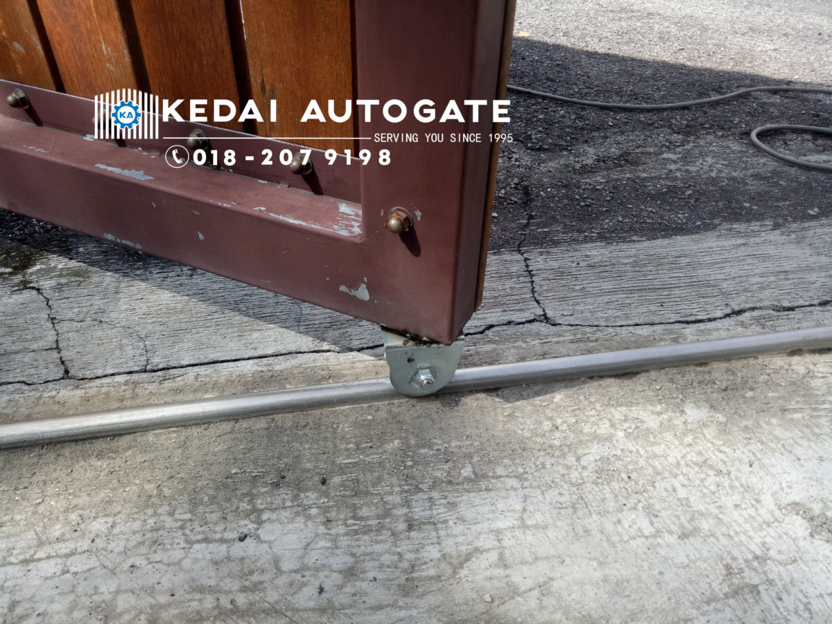 Replacing Folding Gate Bottom Wheels In Setia Alam - Supply & Install ...