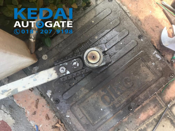 Replaced DKC Underground Auto Gate Gearbox - Underground Swing Gate ...